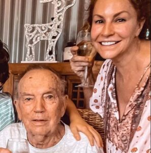 Simmone Mackinnon Net worth, Age, Son, Husband, & More [2024 ...