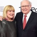 Warren Buffett: Bio, family, net worth | Celebrities InfoSeeMedia