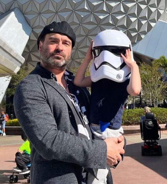 Johnny Galecki Net worth, Wife, Son, Age, Height & More [Updated ...