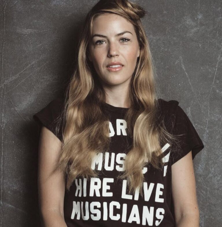 Discover Lily Costner : Kevin Costner's Talented Daughter | Celebrities ...