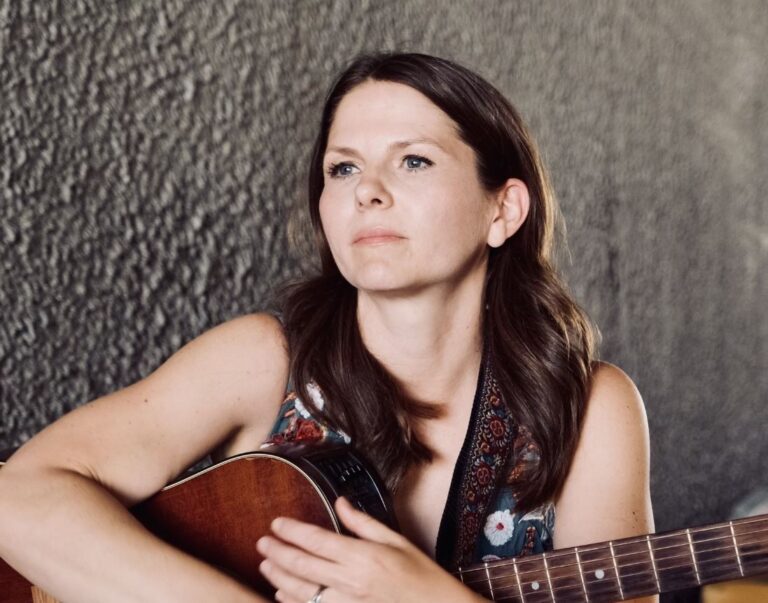 Meet Julia Morrison : The Talented Sister of Jennifer Morrison ...