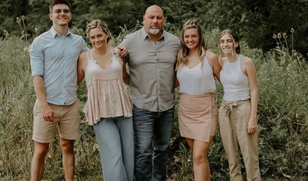 Discover Lindsay Ratliff : JD Vance's Half-Sister and Her Impact on His ...